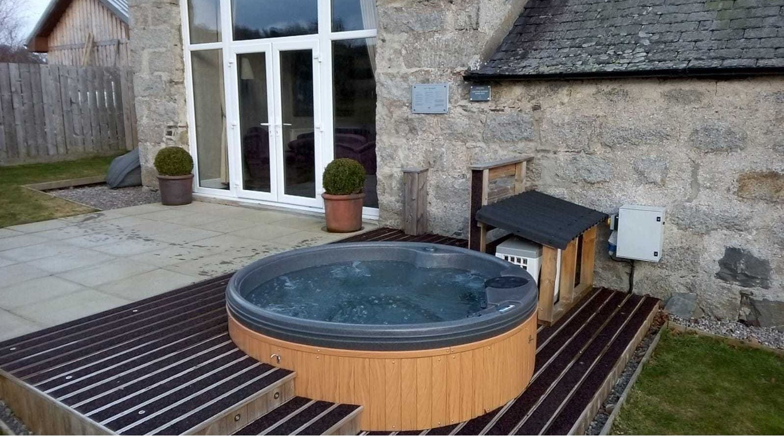 How Do Wood Fired Hot Tubs Work? Heating Process and Maintenance Tips ...